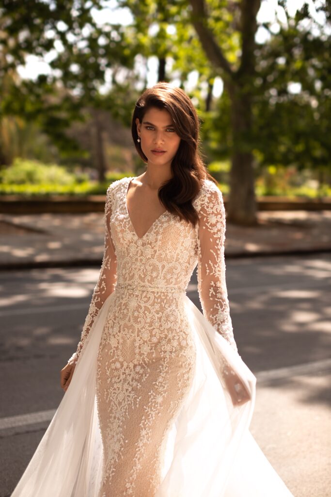 Boat wedding dress «Nicola» with detachable overskirt | WONA