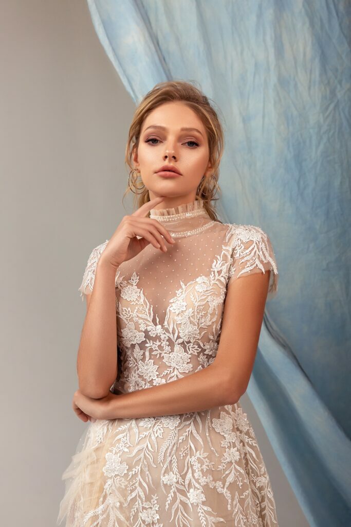 Closed wedding dress «Eliza» with slit | WONA