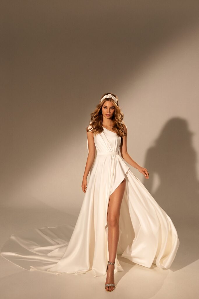 Straight wedding dress «Nizza» with slit | WONA
