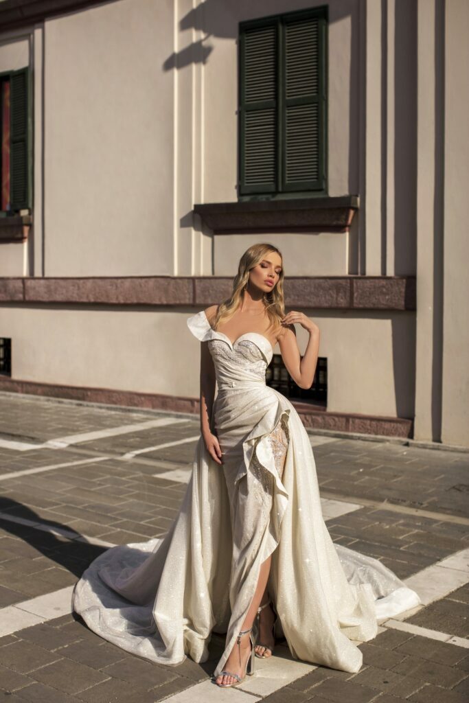 Low back wedding dress «Constance» | WONA