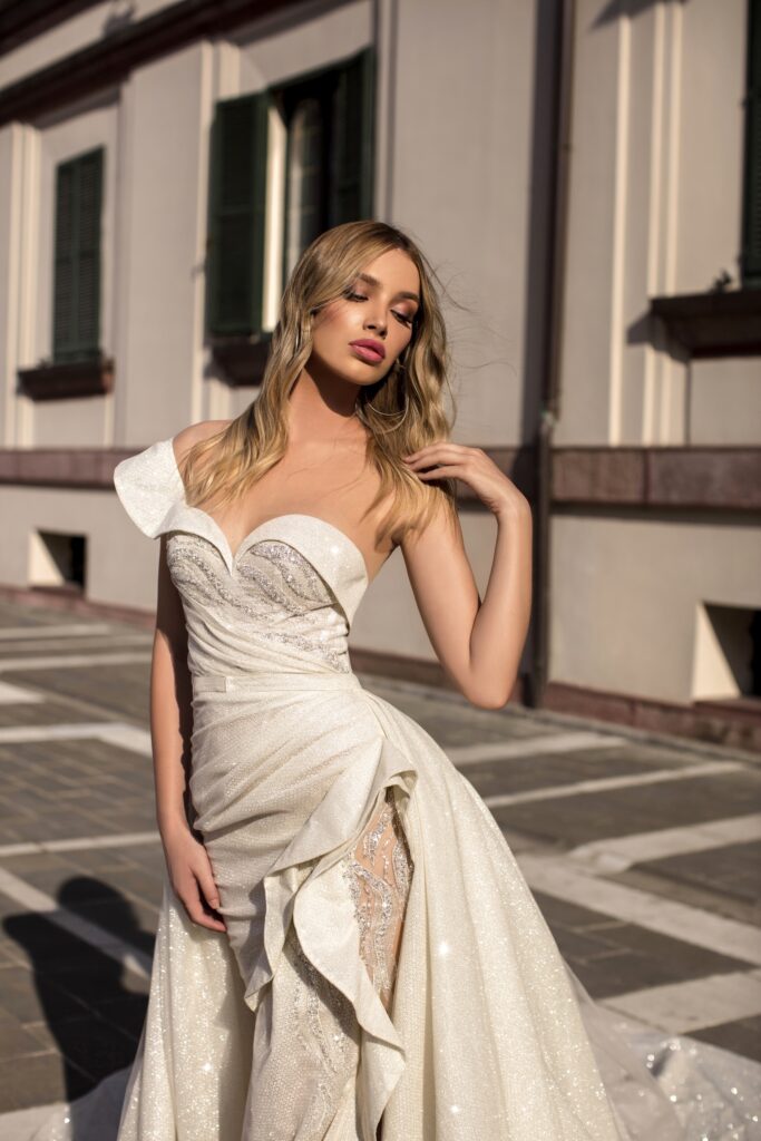 Low back wedding dress «Constance» | WONA