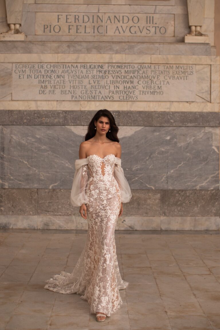 Lacing wedding dress «Colleen» with detachable sleeves | WONA