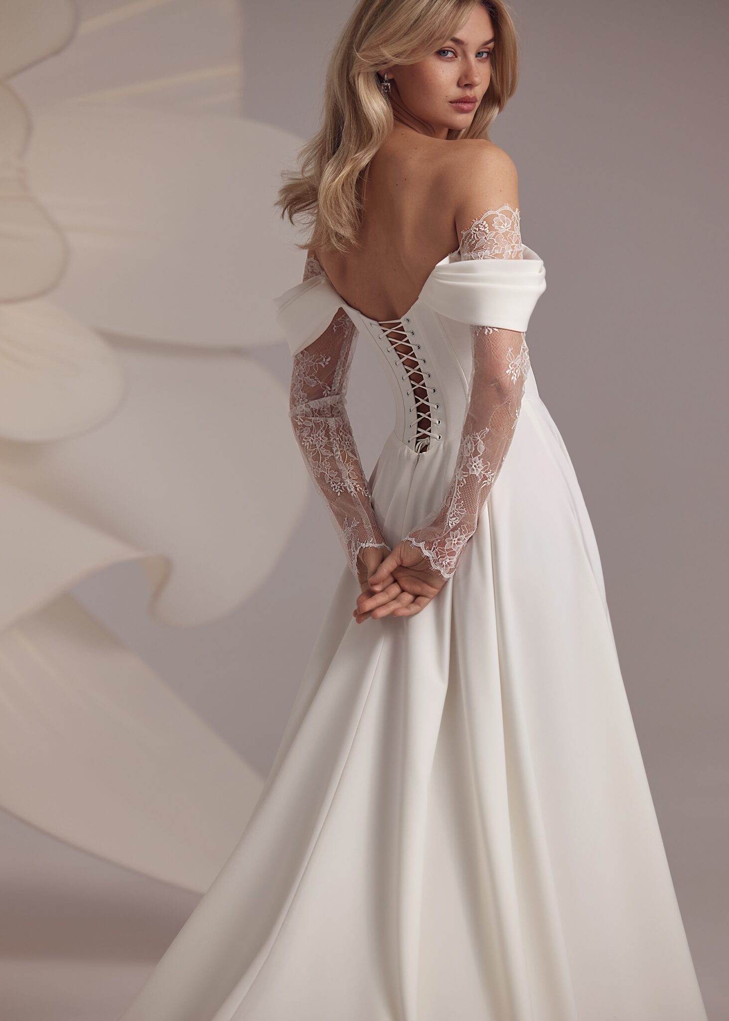 Lacing wedding dress «Baccara» with slit | WONA