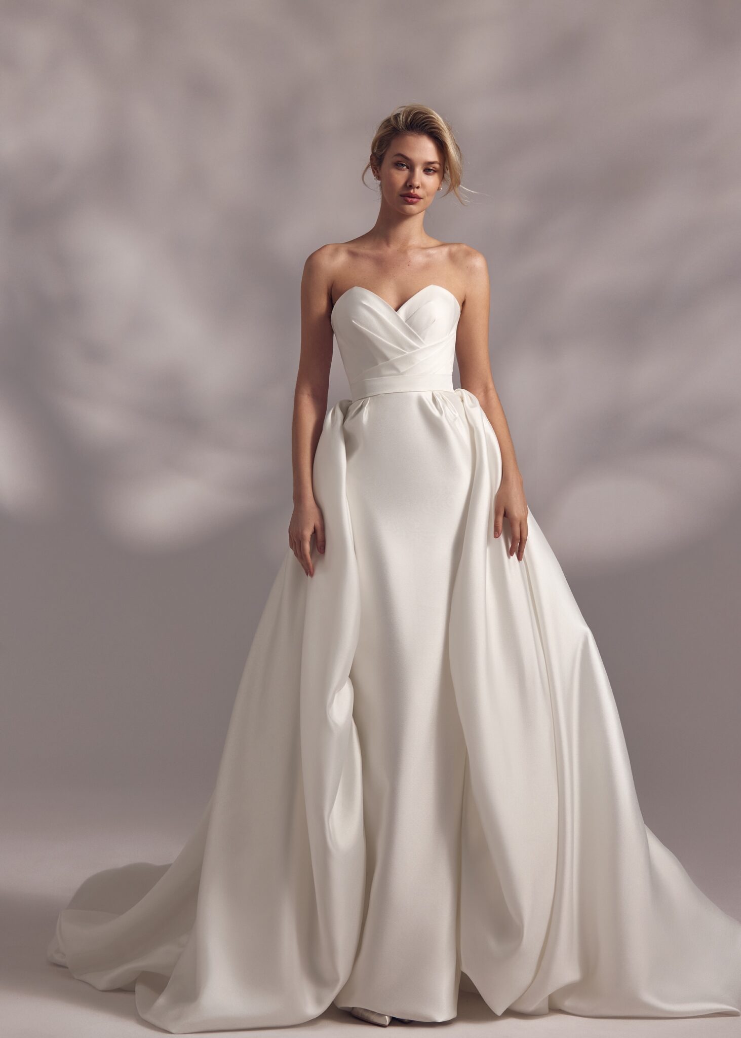 Closed wedding dress «Olympia» with body | WONA